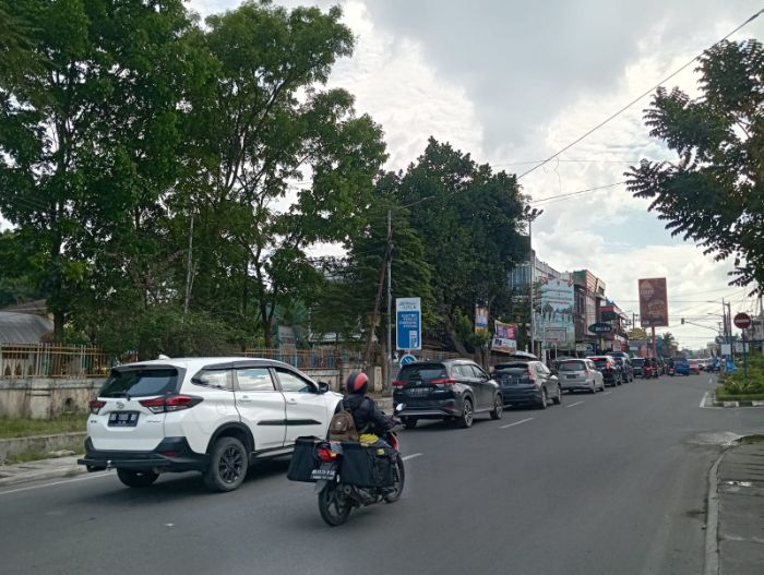 Pengunjung Irian Siantar Parkir di Badan Jalan Timbulkan Macet