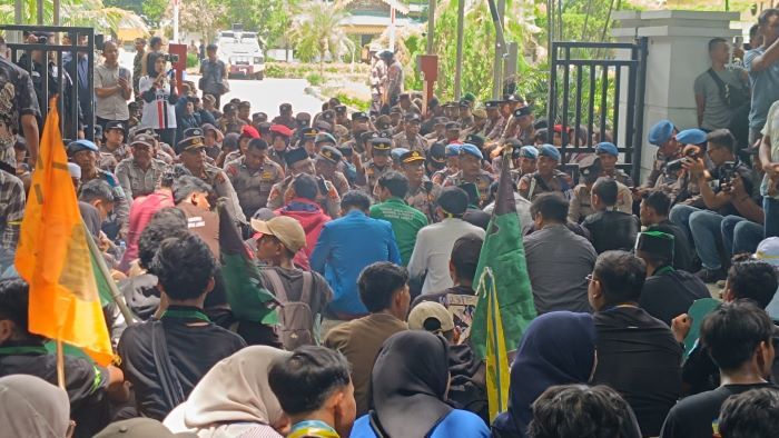 Ratusan Mahasiswa dan Driver Ojol Demo Damai di Depan Gedung DPRD Langkat