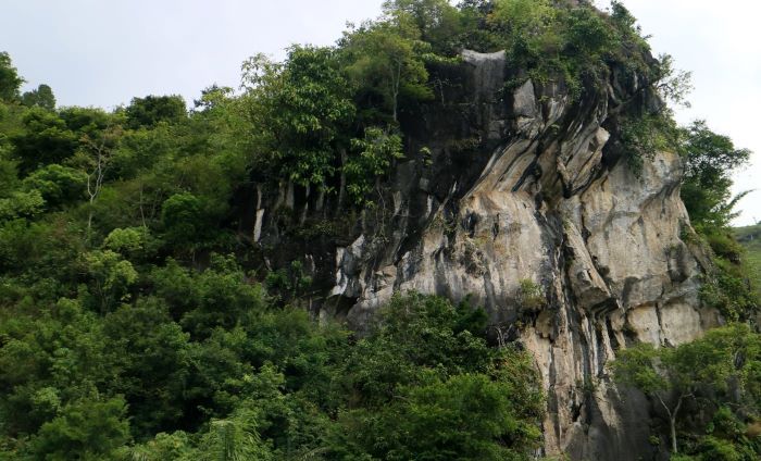 Menikmati Keindahan Batu Gantung, Salah Satu Ikon Wisata di Danau Toba