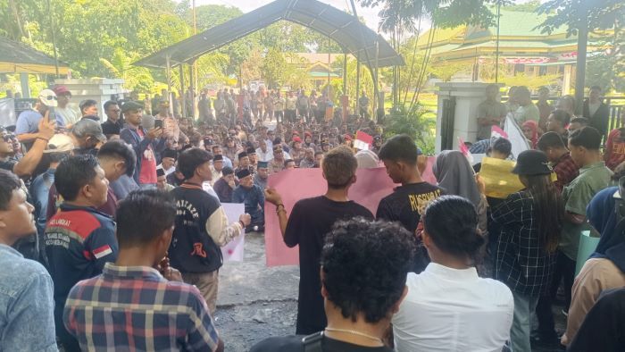 Puluhan Mahasiswa kembali Demo DPRD Langkat, Tuntut Bubarkan DPR RI