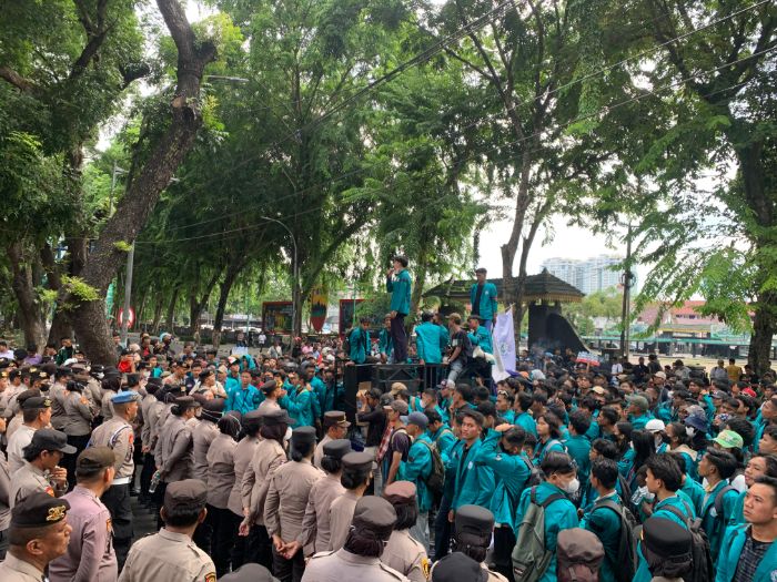 Ratusan Mahasiswa UNIMED Demo di DPRD Sumut, Desak Pengesahan UU ...
