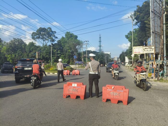 Polisi Rekayasa Lalu Lintas di Depan Irian Supermarket Siantar, Berikut ...
