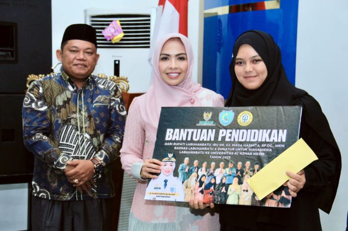 Bupati Maya Hasmita Serahkan Bantuan Pendidikan kepada 17 Mahasiswa ...