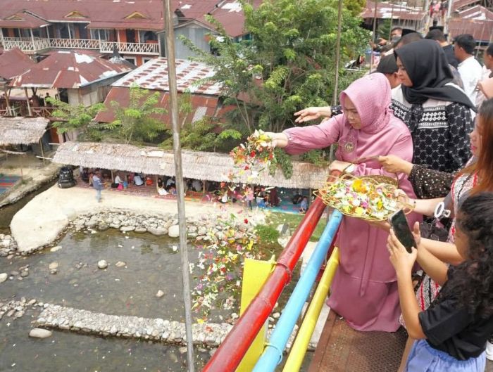 Peringati 22 Tahun Insiden Banjir Bandang, Ratusan Warga Tabur Bunga di ...