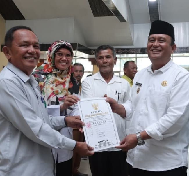 Pemkab Dairi Serahkan Akta Pendirian AHU Koperasi Merah Putih