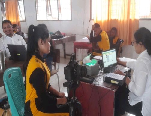 Disdukcapil Toba Lakukan Perekaman KTP Elektronik di 20 SMA dan SMK
