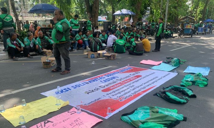 Geruduk DPRD Sumut, Ratusan Driver Ojol Bentangkan Jaket Aplikasi di ...