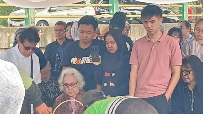 Suasana Haru Iringi Pemakaman Totok Sardjan Ayah Mertua Once Mekel