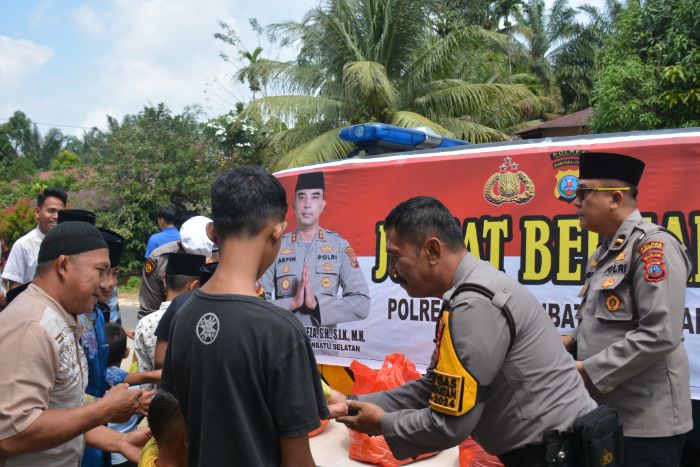 Polres Labusel Bagikan 100 Paket Nasi di Masjid Al Majidu Desa Ulumahuam
