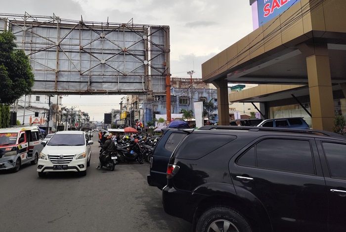 Parkir Liar di Depan Suzuya Merdeka Mall Pematangsiantar, Dishub Ancam ...