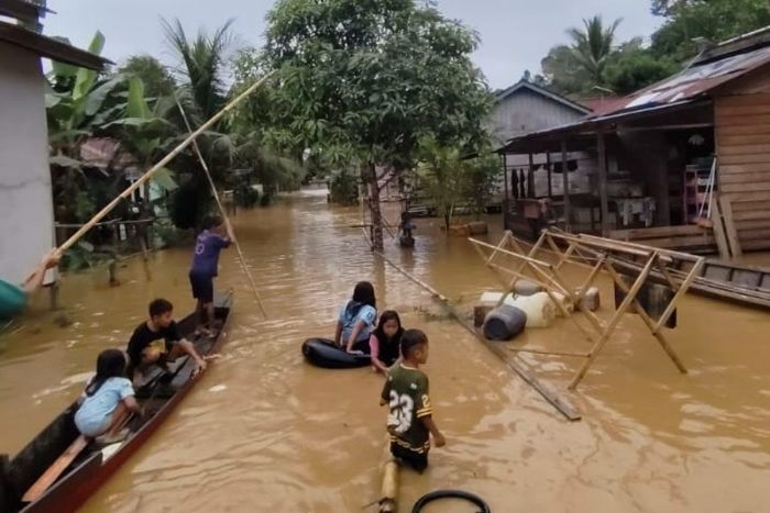 Landak Kalbar Dihantam Banjir Bandang, Akses Jalan Utama ke Perbatasan ...