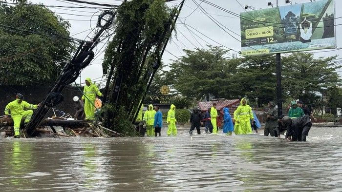 Banjir Besar di Denpasar dan Gianyar, Tim SAR Evakuasi Warga Terdampak