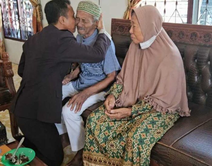 Kapolsek Pantai Labu Ungkap Makna Pahlawan Lewat Sungkem kepada Ayah di ...