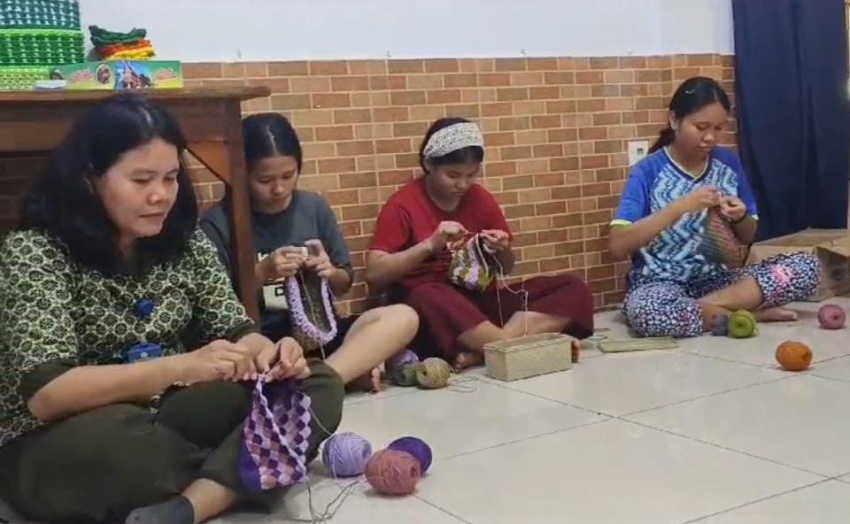 SLB Tunarungu di Medan Ajarkan Siswa Merajut untuk Kembangkan Bakat