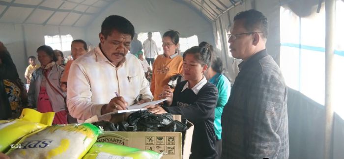 Manaek Hutasoit Kunjungi Korban Longsor dan Banjir di Adiankoting Taput