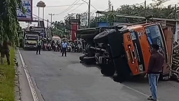 Overkapasitas, Truk Pengangkut Kayu Terbalik di Jalinsum Tanjung Morawa
