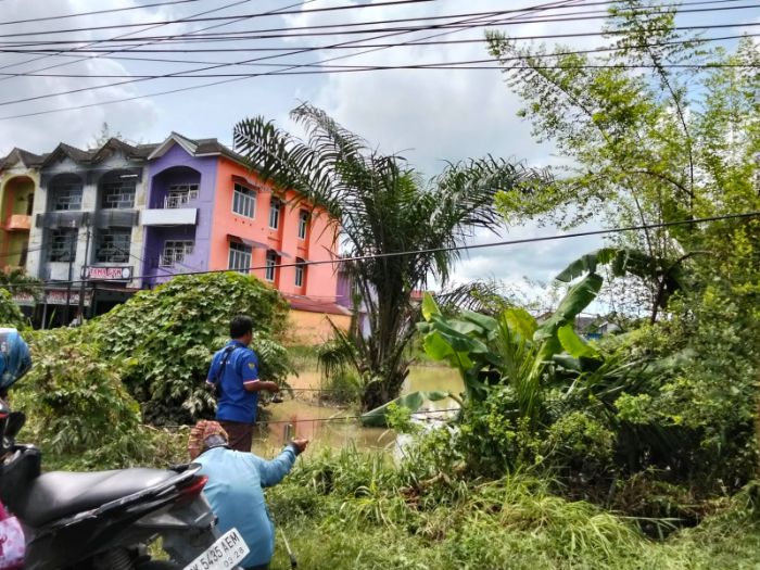 Banjir di Jalan SM Raja Medan, Warga Ramai-Ramai Memancing Ikan