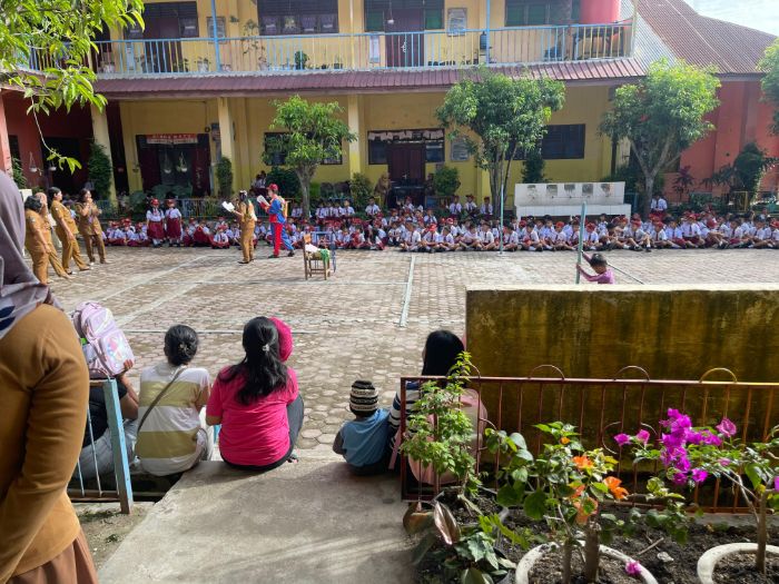 Ramai-ramai Orang Tua di Siantar Antar Anak di Hari Pertama Sekolah