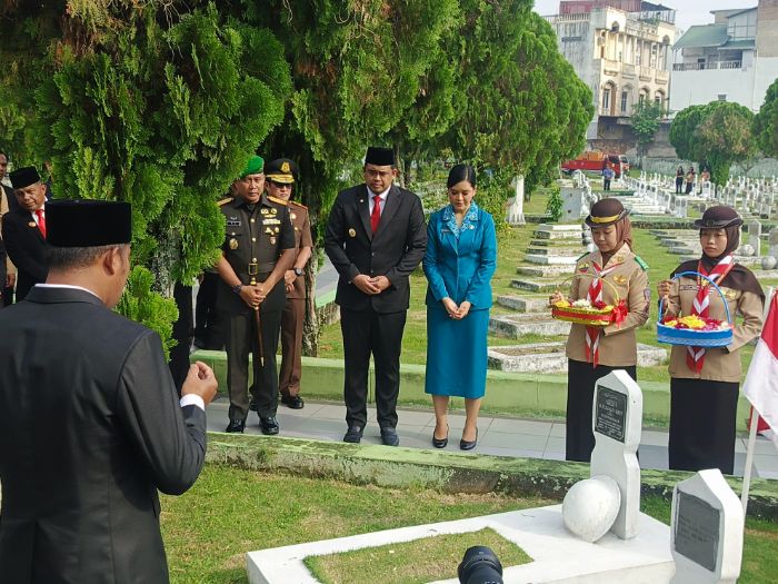 HUT Sumut, Gubernur Bobby Nasution Ziarah ke Makam Pahlawan