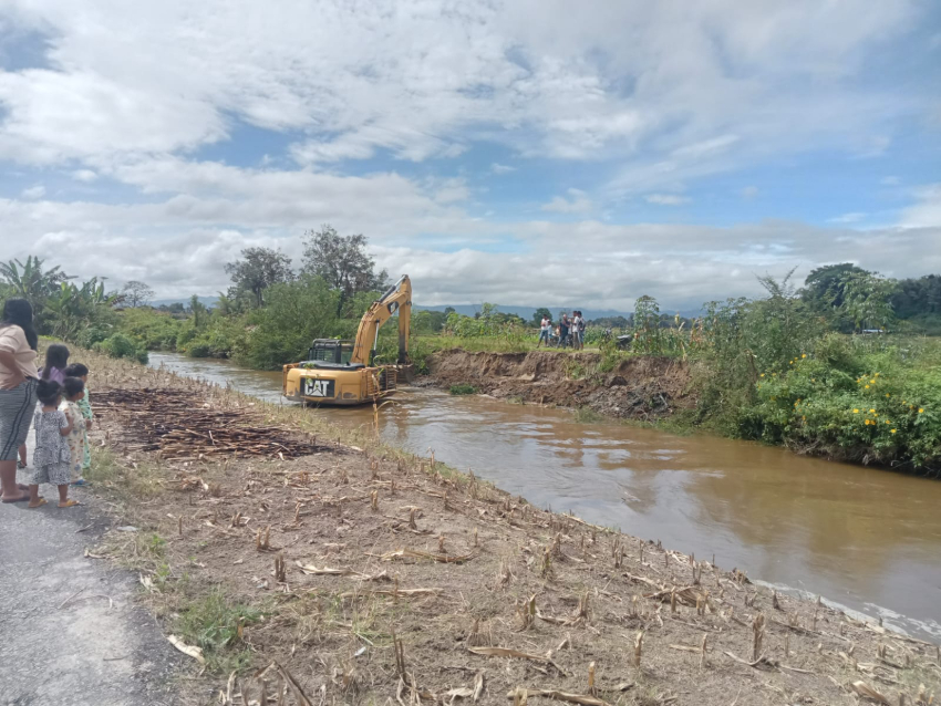 PUTR Toba Turunkan Satu Unit Excavator Normalisasi Sungai Aek Mandosi