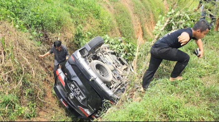 Diduga Kelelahan, Mobil Terperosok ke Selokan Bekoan Tanah Gambus di Jalinsum Batu Bara