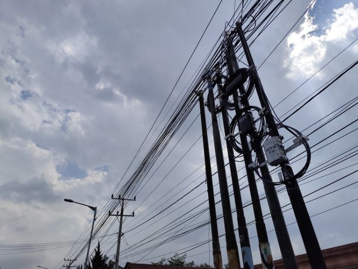 Tiang dan Kabel Fiber Optik Internet Bikin Semrawut Siantar, Satpol PP ...