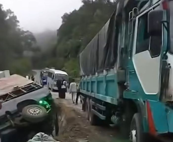 Diduga Rem Blong, Truk Tabrak Tiga Mobil Beruntun di Jalinsum Lae Pondom Dairi