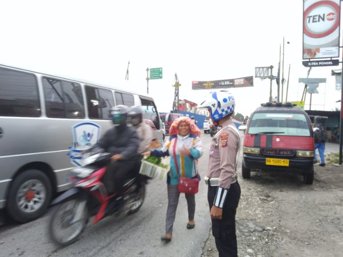 Antisipasi Kemacetan dan Pelanggaran, Polisi Bersiaga di Pasar Tumpah Porsea Toba