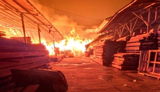 Gudang Pengolahan Kayu di Tebing Tinggi Terbakar, Kerugian Ditaksir Ratusan Juta