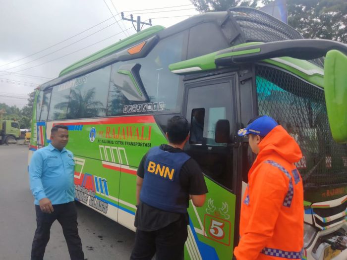 BNN Asahan Tes Urine Sopir Bus di Terminal Kisaran