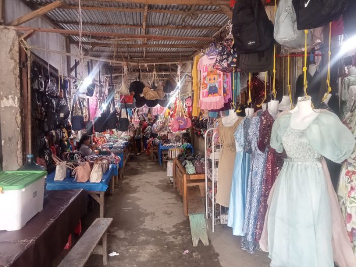 Natal Enam Hari Lagi, Omzet Pedagang Pakaian Masih Sepi di Porsea