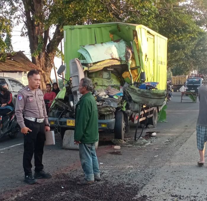 Mobil Box Hantam Truk Parkir di Hamparan Perak, Kernet Luka Serius
