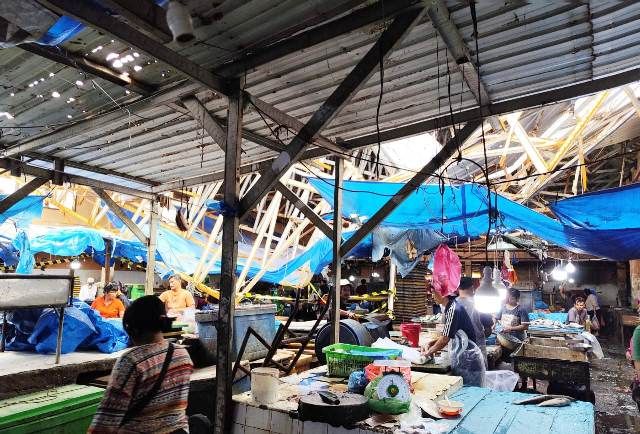 Perbaikan Atap Pasar Ikan Dwikora Tak Ganggu Aktivitas Jual-Beli