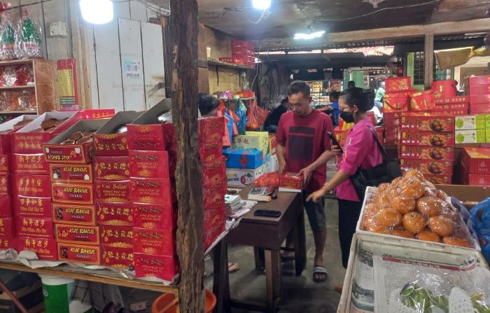 Menjelang Imlek, Berbagai Buah Impor dan Kue Bakul Ada di Pasar Rame