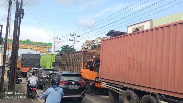 Tiga Truk Tabrakan, Jalinsum Labura-Asahan Macet Total Dua Hari