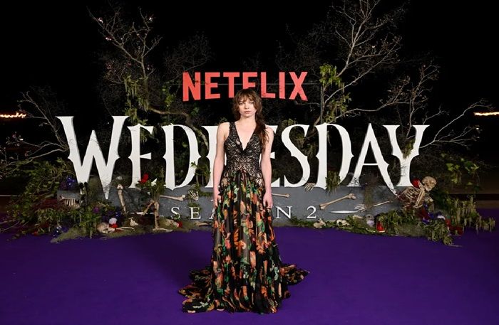 Emma Myers Memukau dengan Gaya Gotik dan Tomboi di Tur Wednesday
