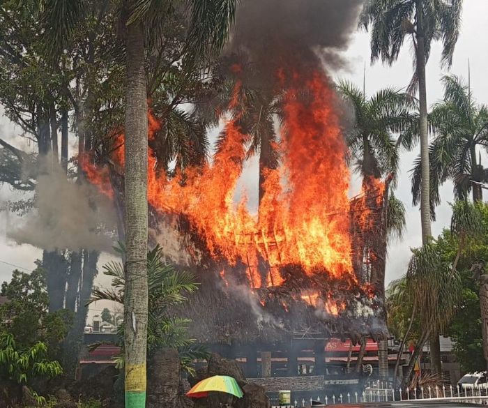 Rumah Adat Batak di Kawasan Monumen Sisingamangaraja XII Medan Terbakar