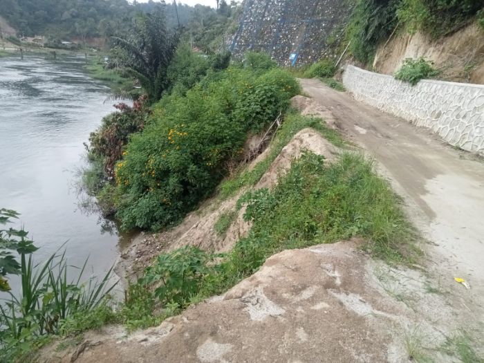 Warga Keluhkan Jalan Longsor di Siruar Tak Kunjung Diperbaiki
