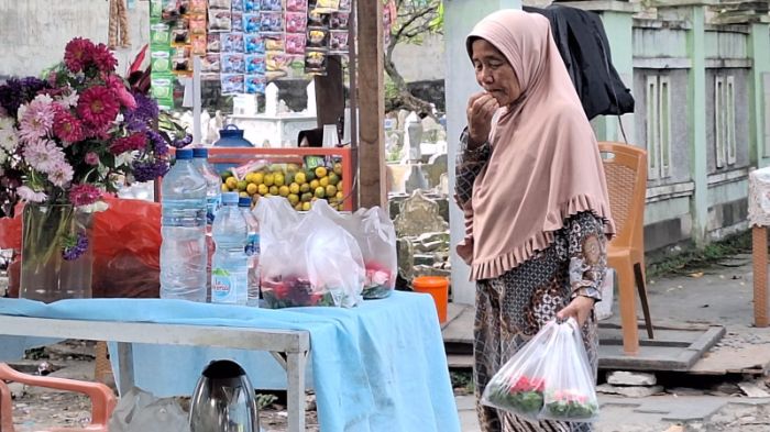 Berkah Pedagang Bunga Ketika Ziarah di Makam Sebelum Ramadan