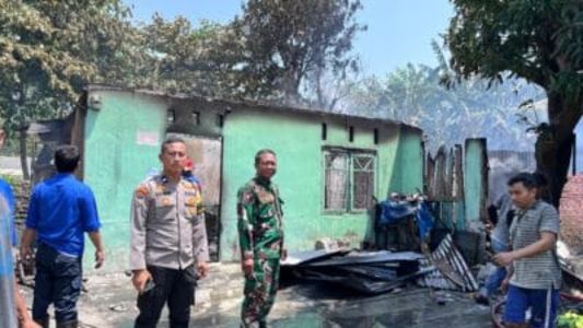 Rumah Semi Permanen di Medan Labuhan Terbakar