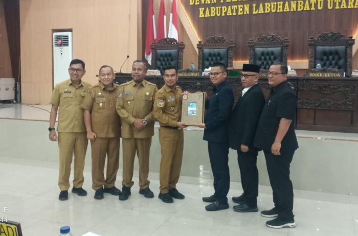Sidang Paripurna DPRD Labura Molor