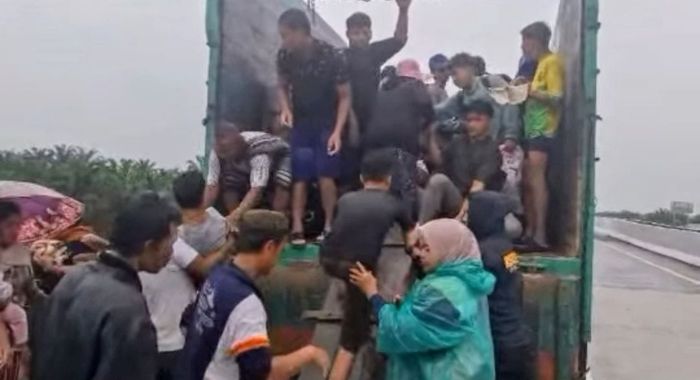 Polres Langkat Evakuasi Warga Korban Banjir yang Mengungsi di Jalan Tol