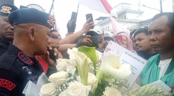 Doa dan Karangan Bunga Warnai Aksi Damai Ojol di Mako Brimob Polda Sumut