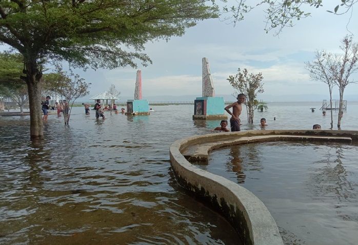 Pantai Pasir Putih Parparean di Toba Pikat Wisatawan Asal Pekanbaru