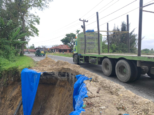2 Bulan Tak Ditangani, Longsor di Jalan Parapat Pondok Buluh Makin Parah