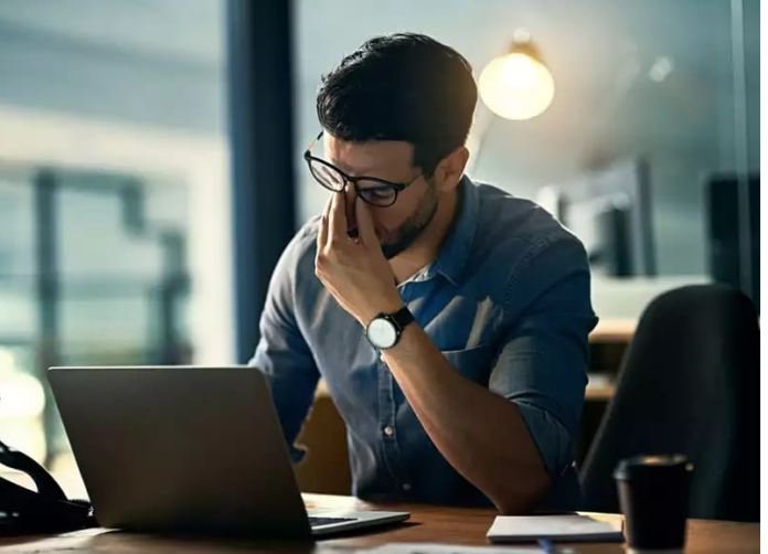 6 Cara untuk Mengatasi Negatifitas Karyawan di Tempat Kerja