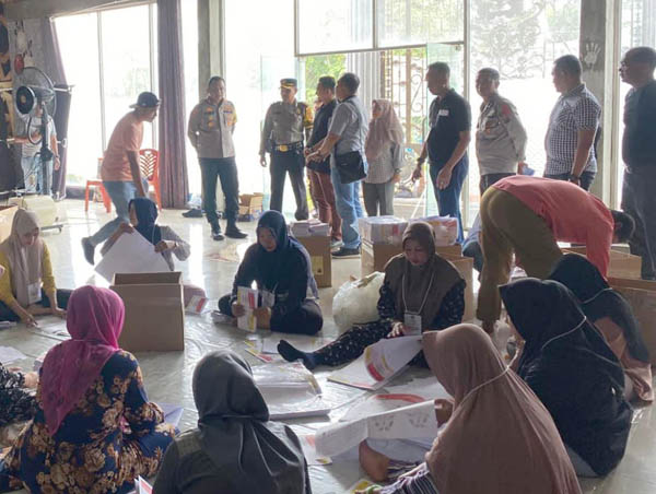 AKBP Yon Edi Tinjau Penyortiran dan Pelipatan Surat Suara Pemilu