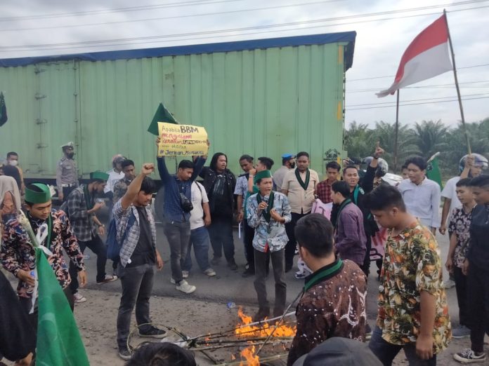 Aksi Tanam Diri Dihalangi Saat Demo Tolak BBM, HMI Asahan Ricuh dengan ...