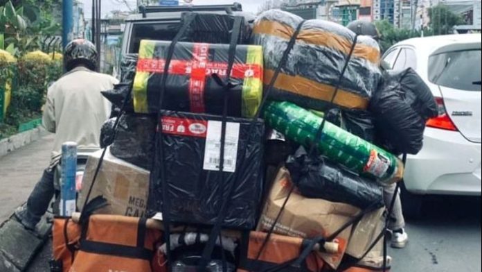 Antar Seratusan Paket Sehari, Kurir Ekspedisi ini Tetap Berupaya Beri ...