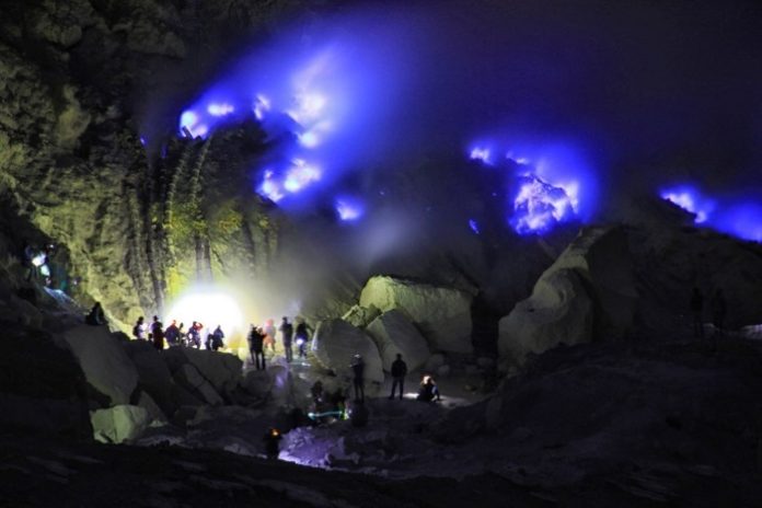 Apa Penyebab Fenomena Api Biru Kawah Ijen?